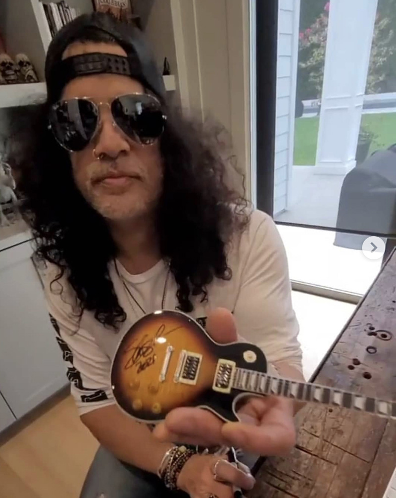 PRODUCT LICENSING – AXE HEAVEN Miniature Guitars